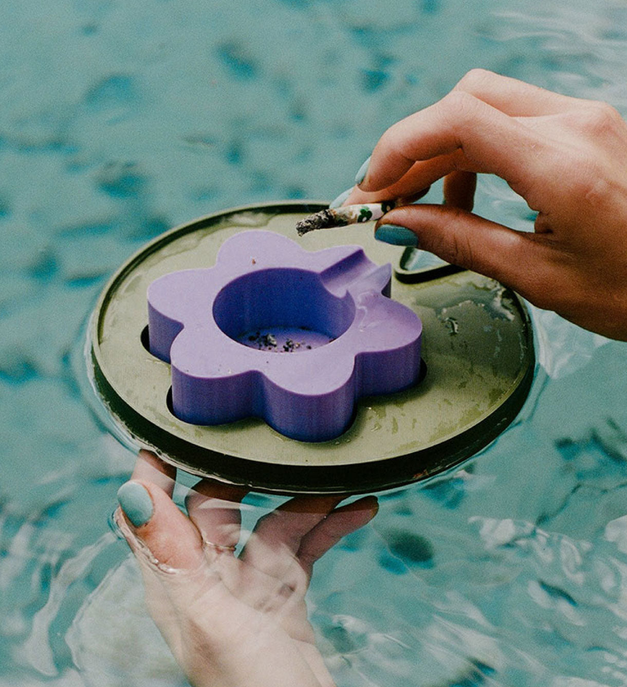 Floating Ashtray – Another Room